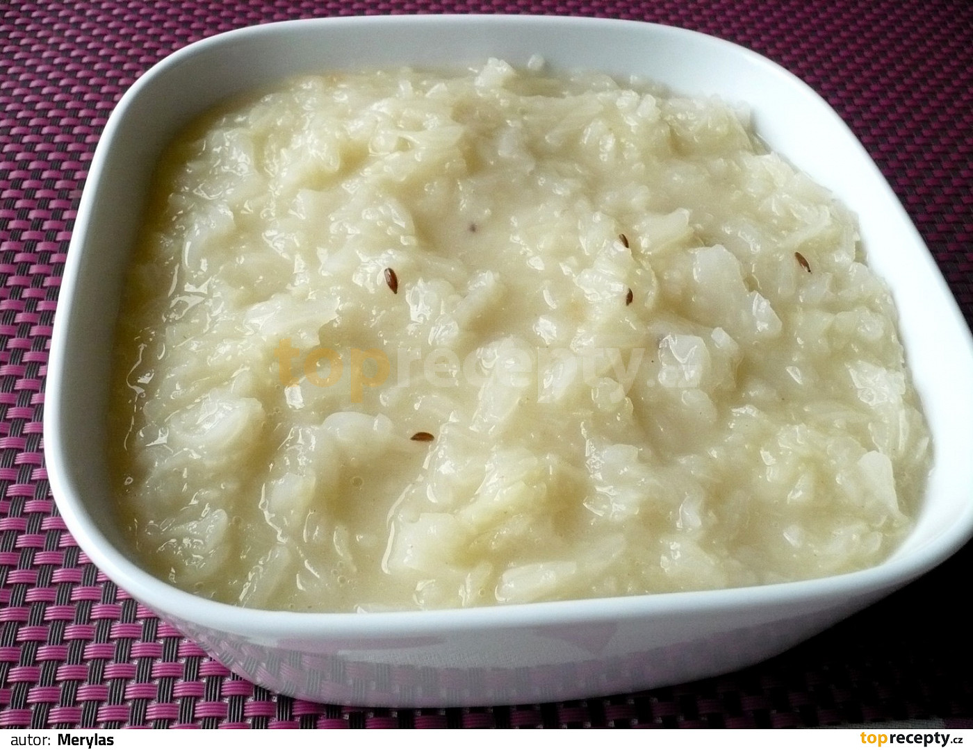 Dušené hlávkové zelí s jablky recept - TopRecepty.cz