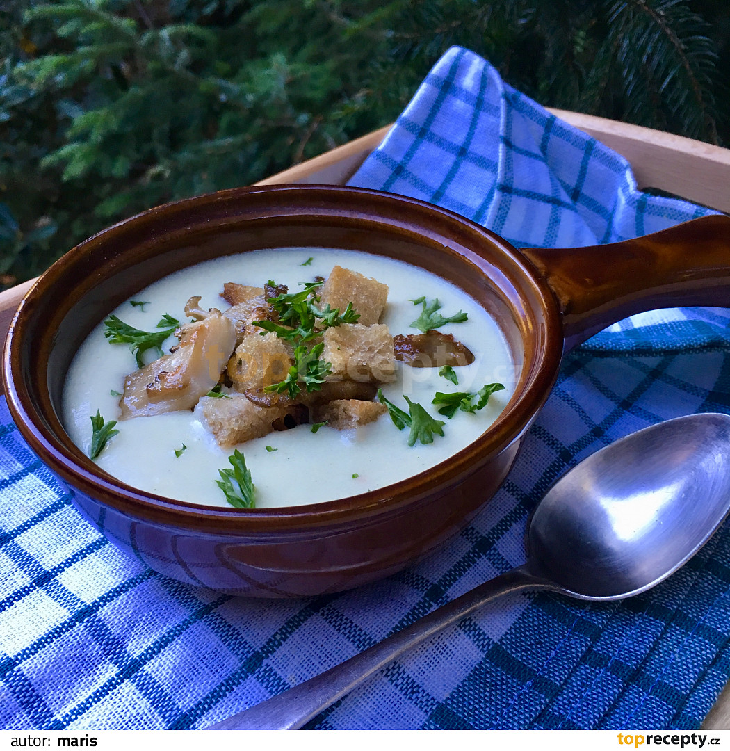 Sýrová polévka s hlívou a krutonky recept - TopRecepty.cz