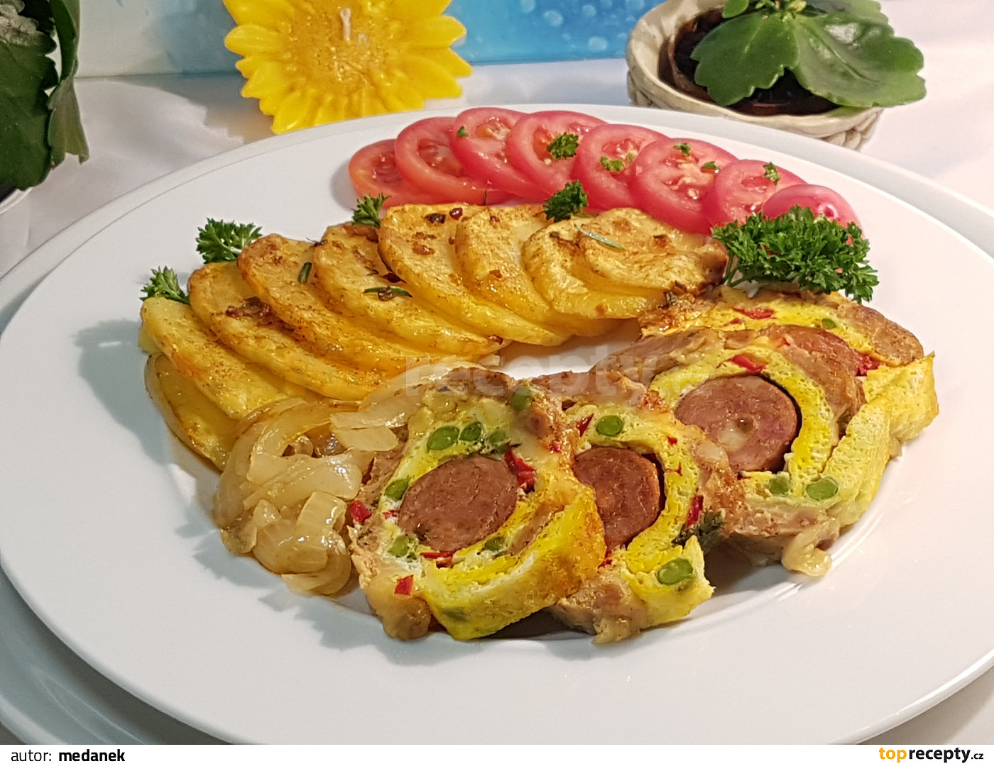 Barevná masová roláda s vaječno-sýrovou omeletou a domácí klobásou ...