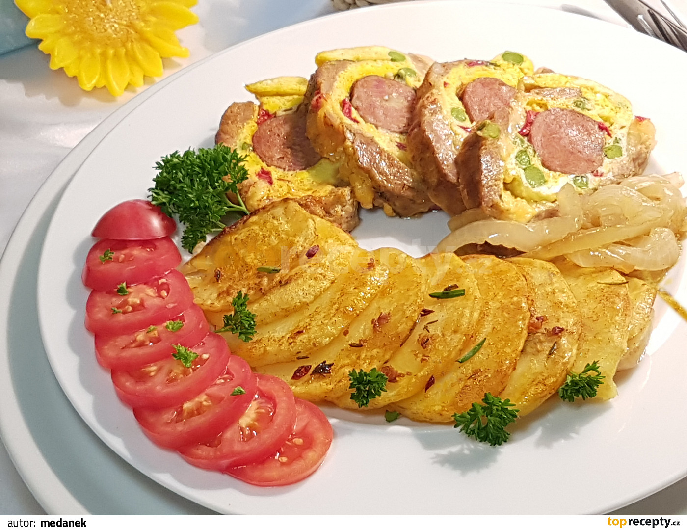 Barevná masová roláda s vaječno-sýrovou omeletou a domácí klobásou ...