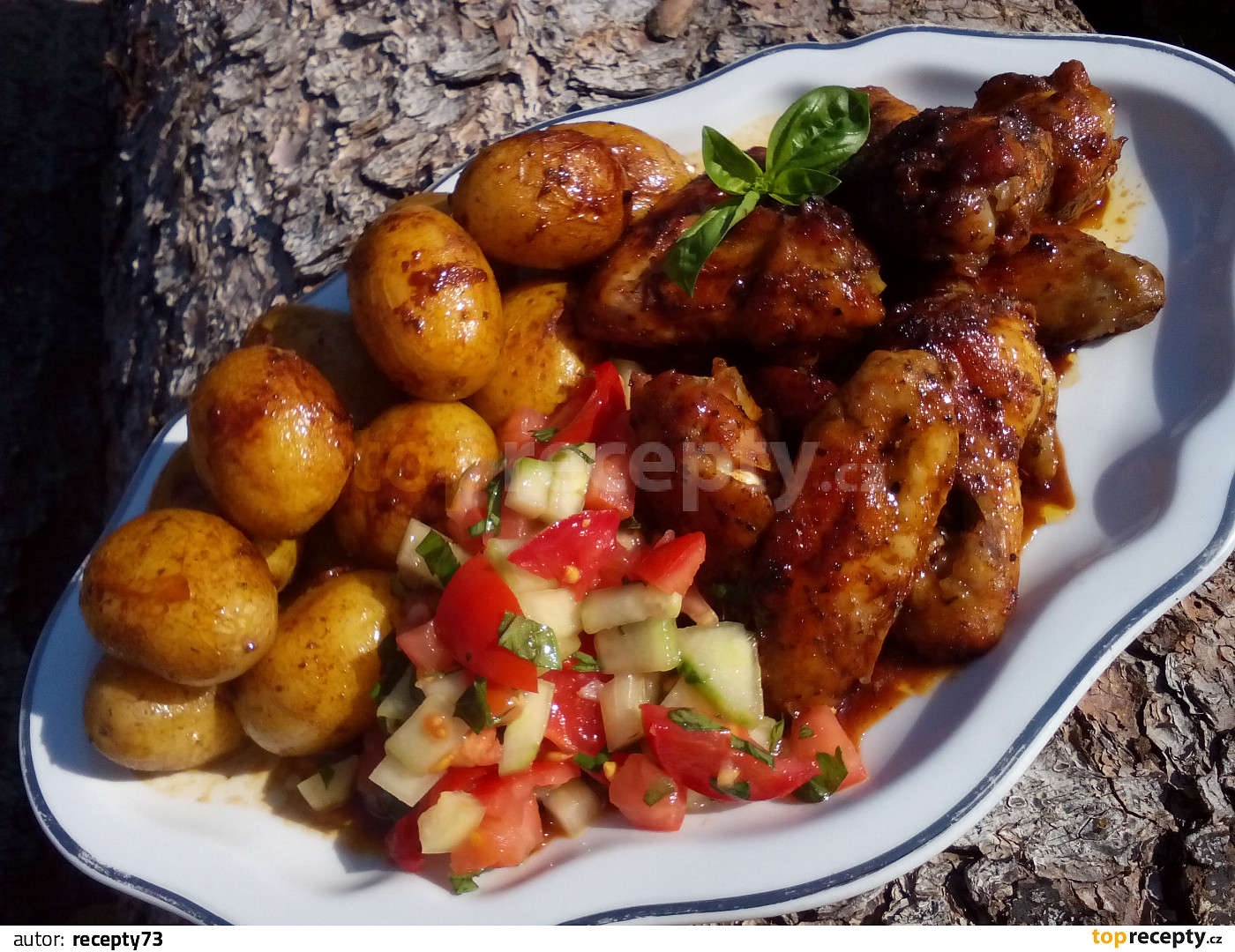 Kuřecí křídla pečená na bramborách recept - TopRecepty.cz
