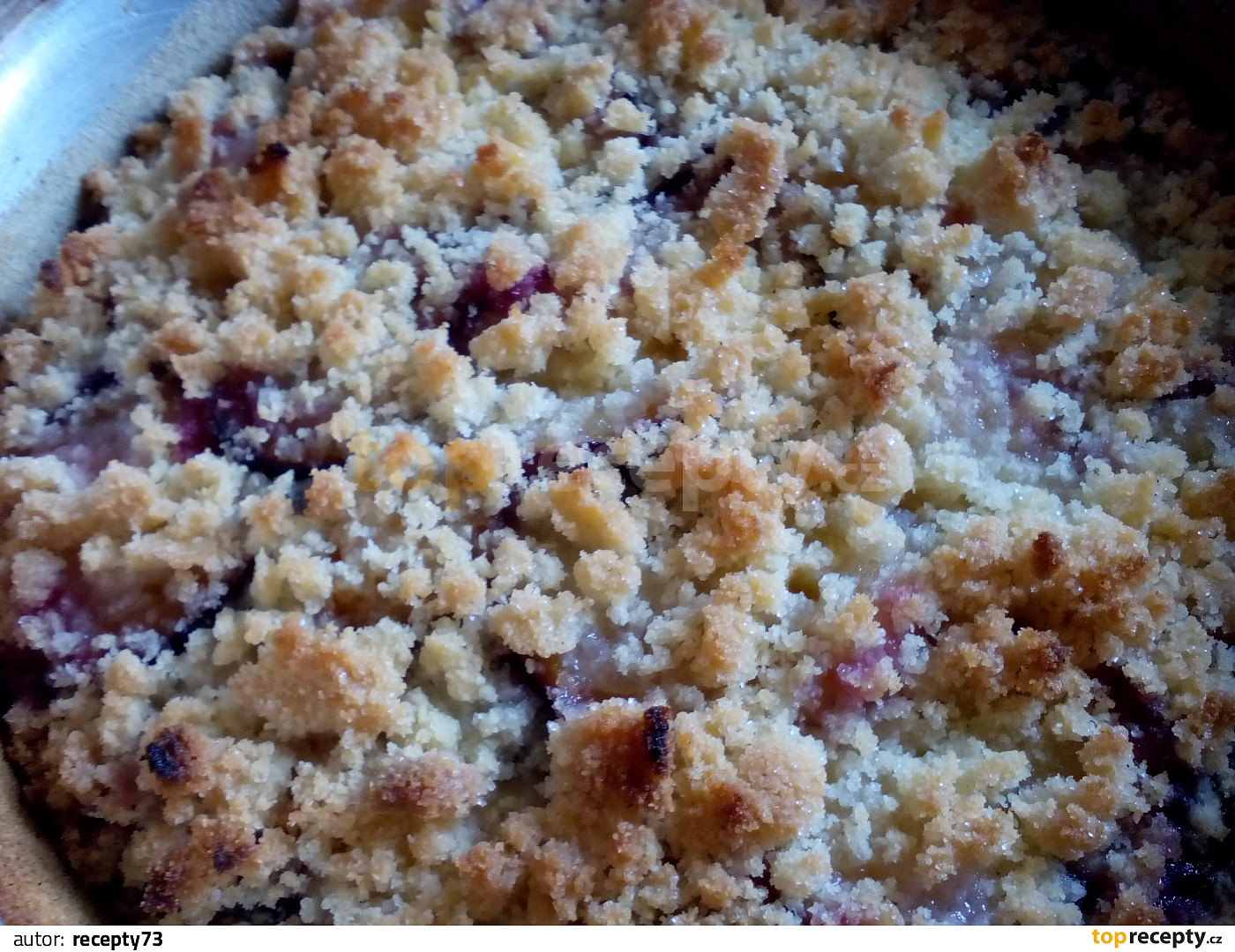 Makovník se švestkami a drobenkou - TopRecepty.cz