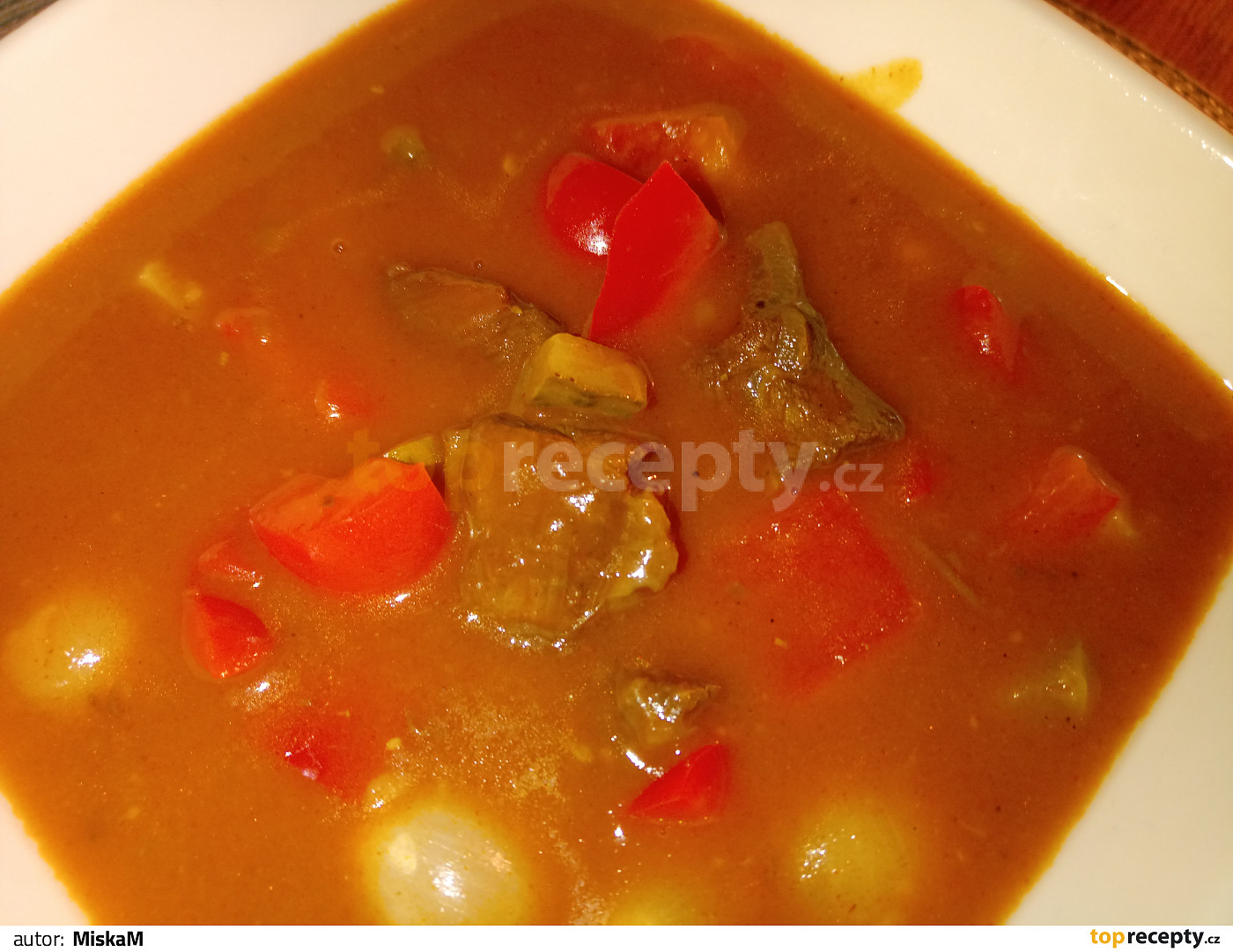 Hovězí guláš s porcí zeleniny recept - TopRecepty.cz