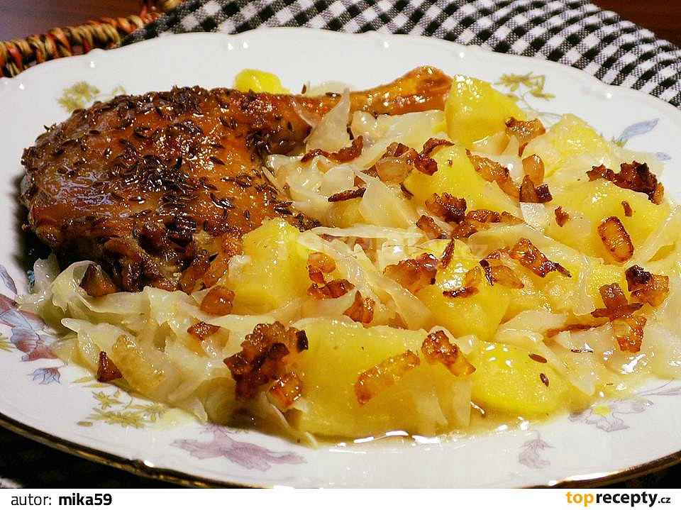 Hlávkové zelí dušené s bramborami na špeku recept - TopRecepty.cz