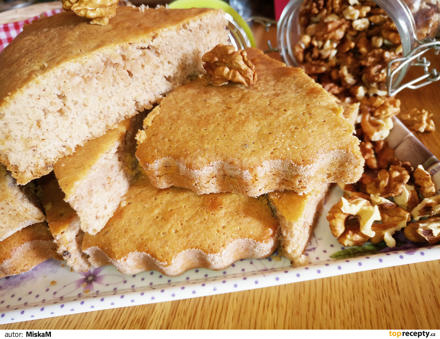 Medový koláč s ořechy recept - TopRecepty.cz