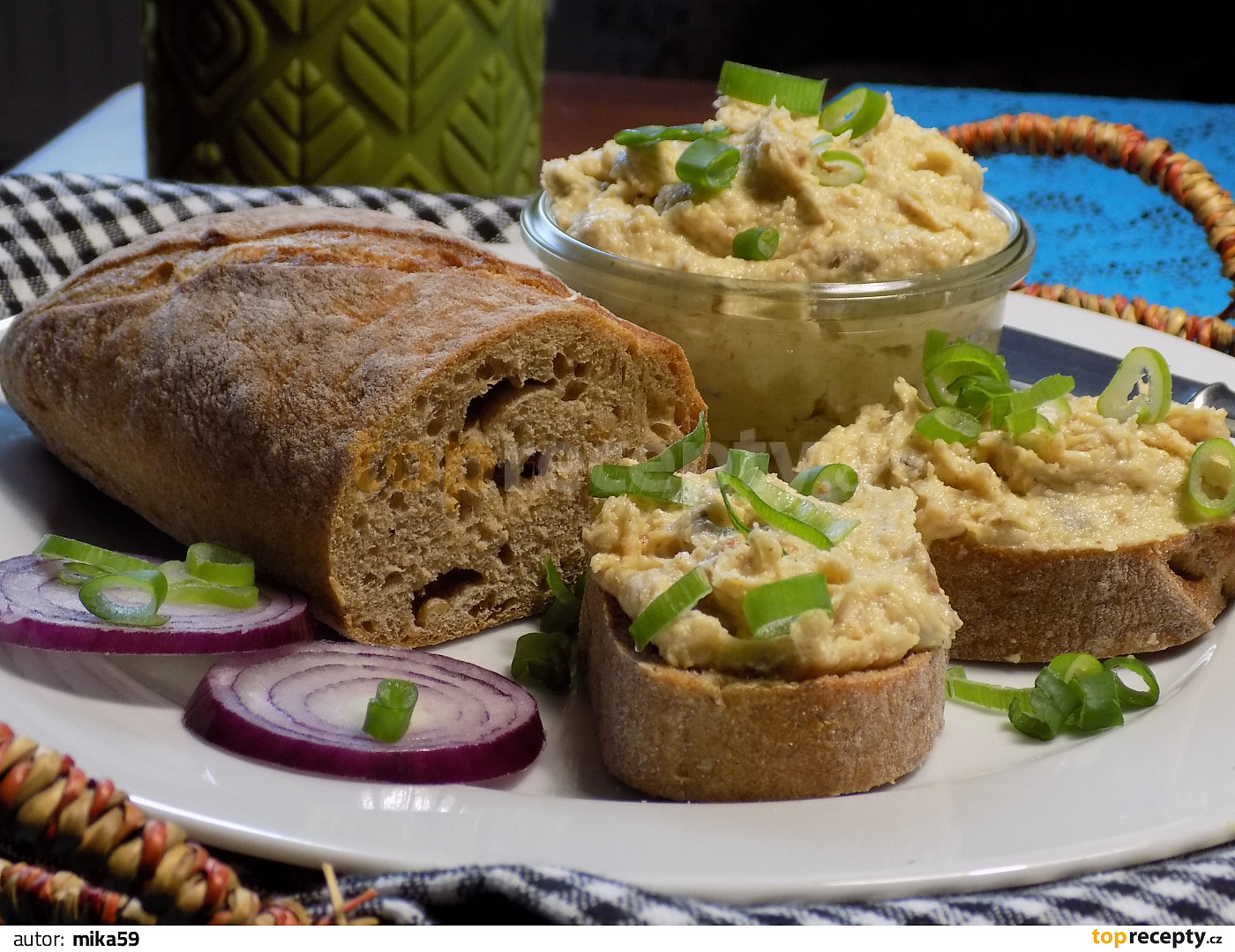 Škvarkovka lehce pikantní recept - TopRecepty.cz