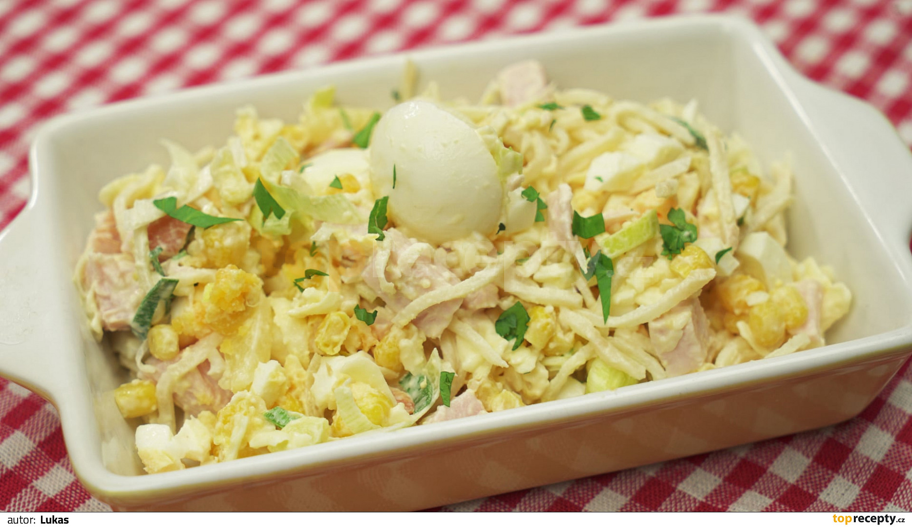 Vrstvený salát recept - TopRecepty.cz