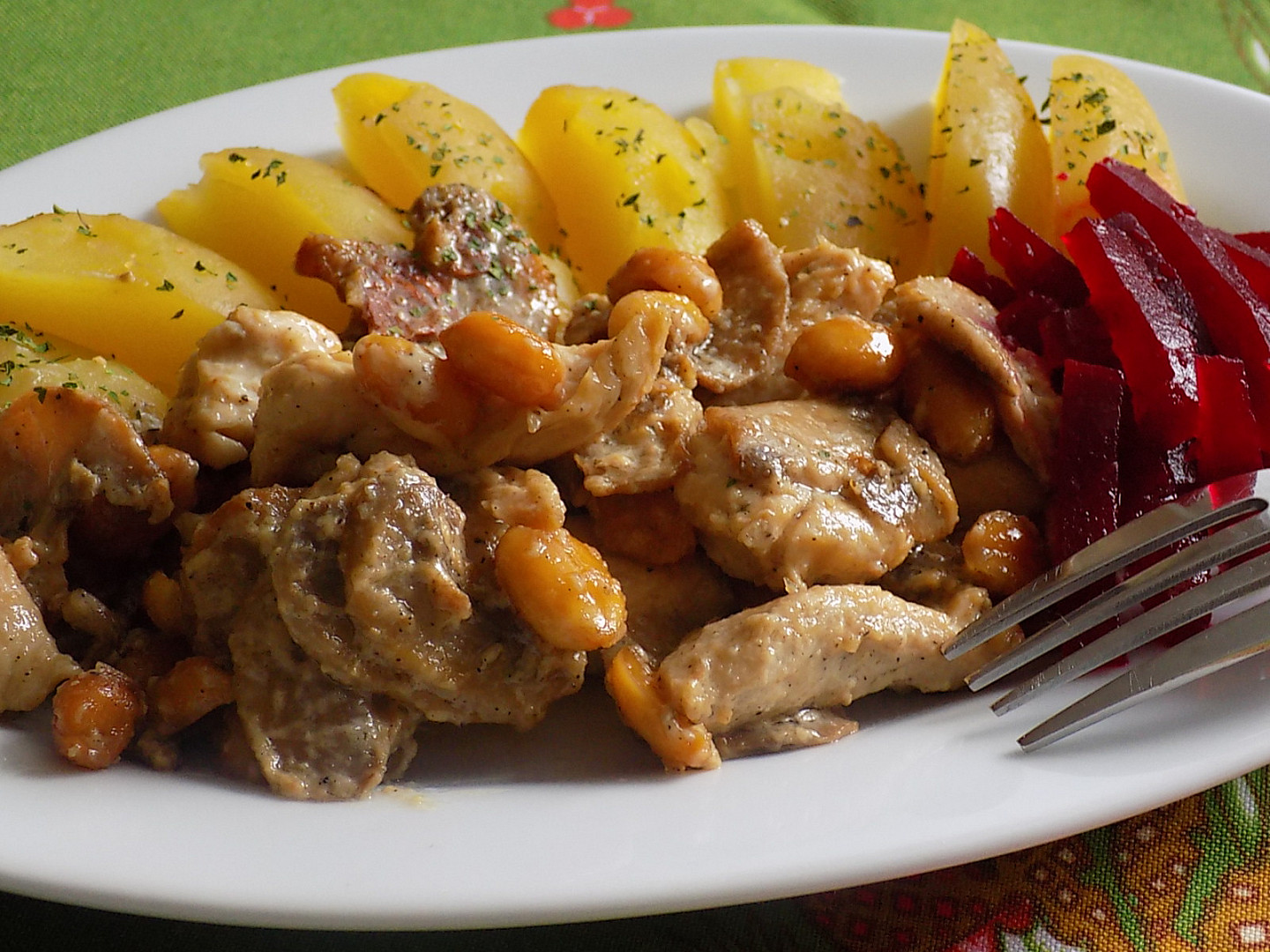 Kuřecí nudličky se žampiony a arašídy recept - TopRecepty.cz