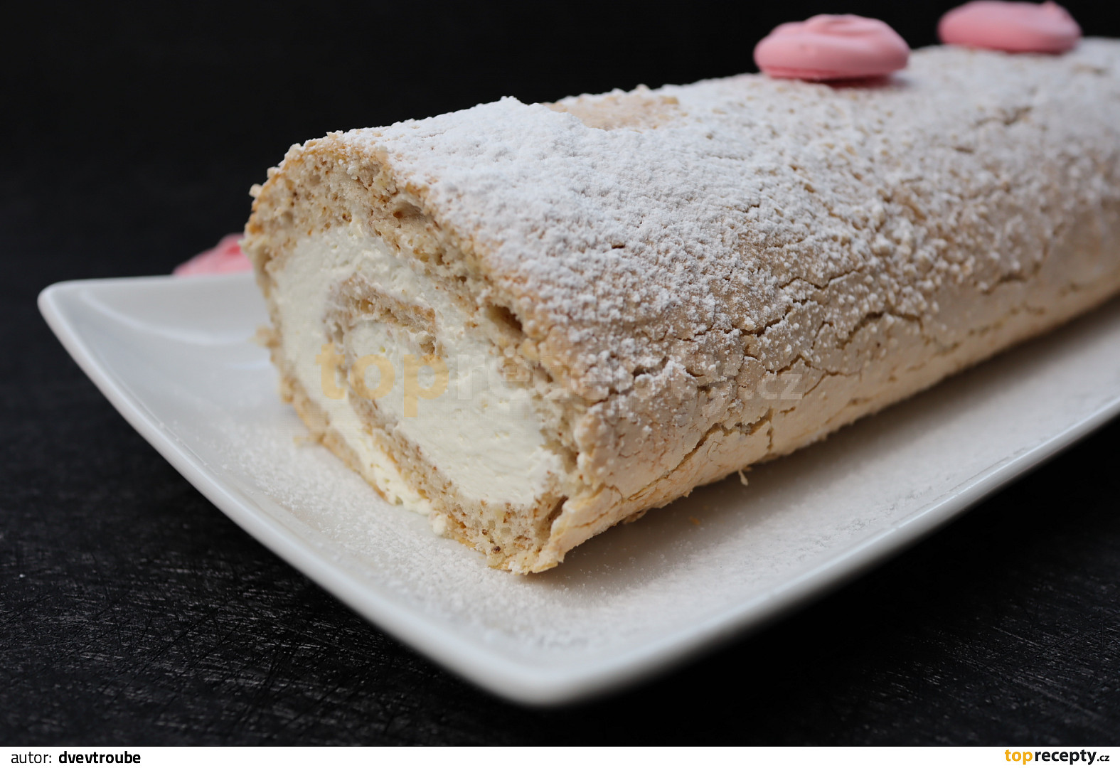 Bezé ořechová roláda se šlehačkou recept - TopRecepty.cz