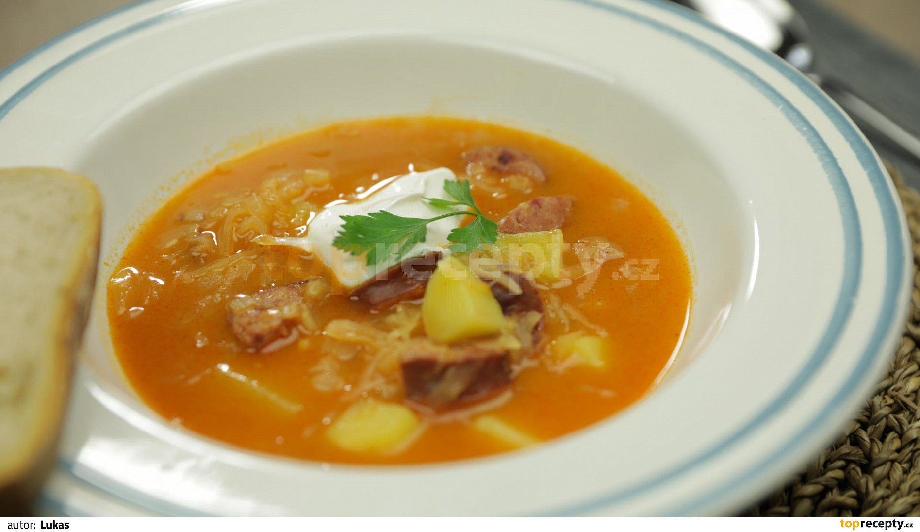 Zelná polévka s klobásou recept - TopRecepty.cz