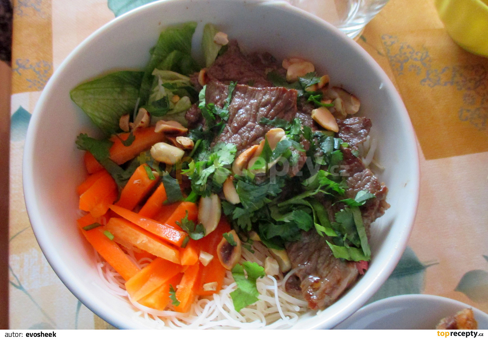Vietnamský salát Bún bò Nam Bộ recept - TopRecepty.cz