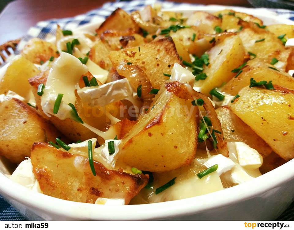 Pečené brambory se smaženou cibulí a sýrem recept - TopRecepty.cz