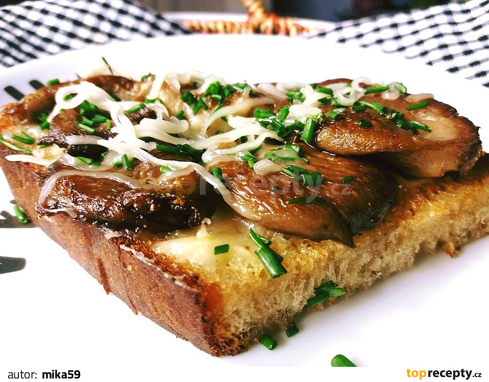 Topinka se sýrem a opečenou hlívou recept - TopRecepty.cz