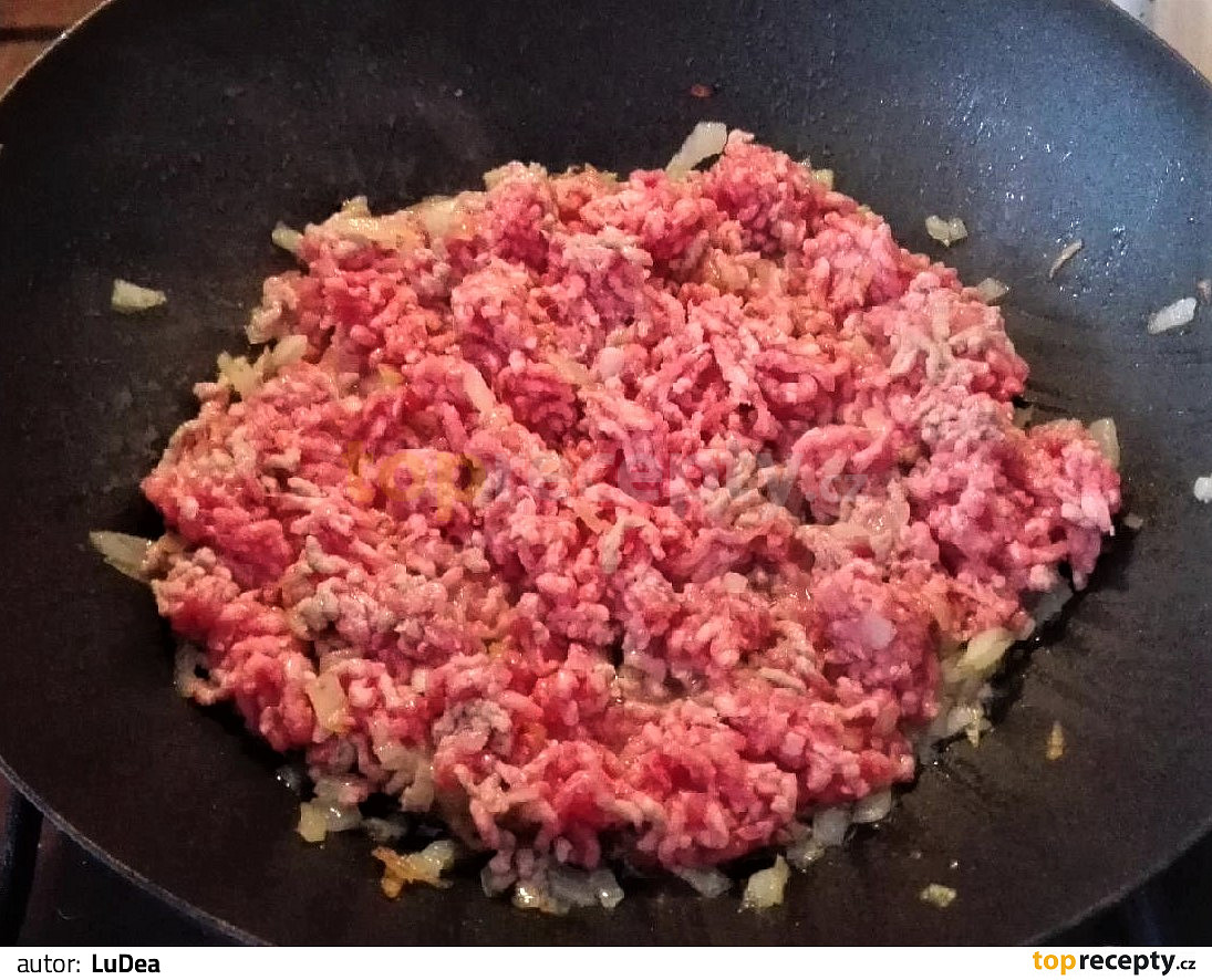 Mleté maso s rajčatovou omáčkou a těstovinami recept - TopRecepty.cz