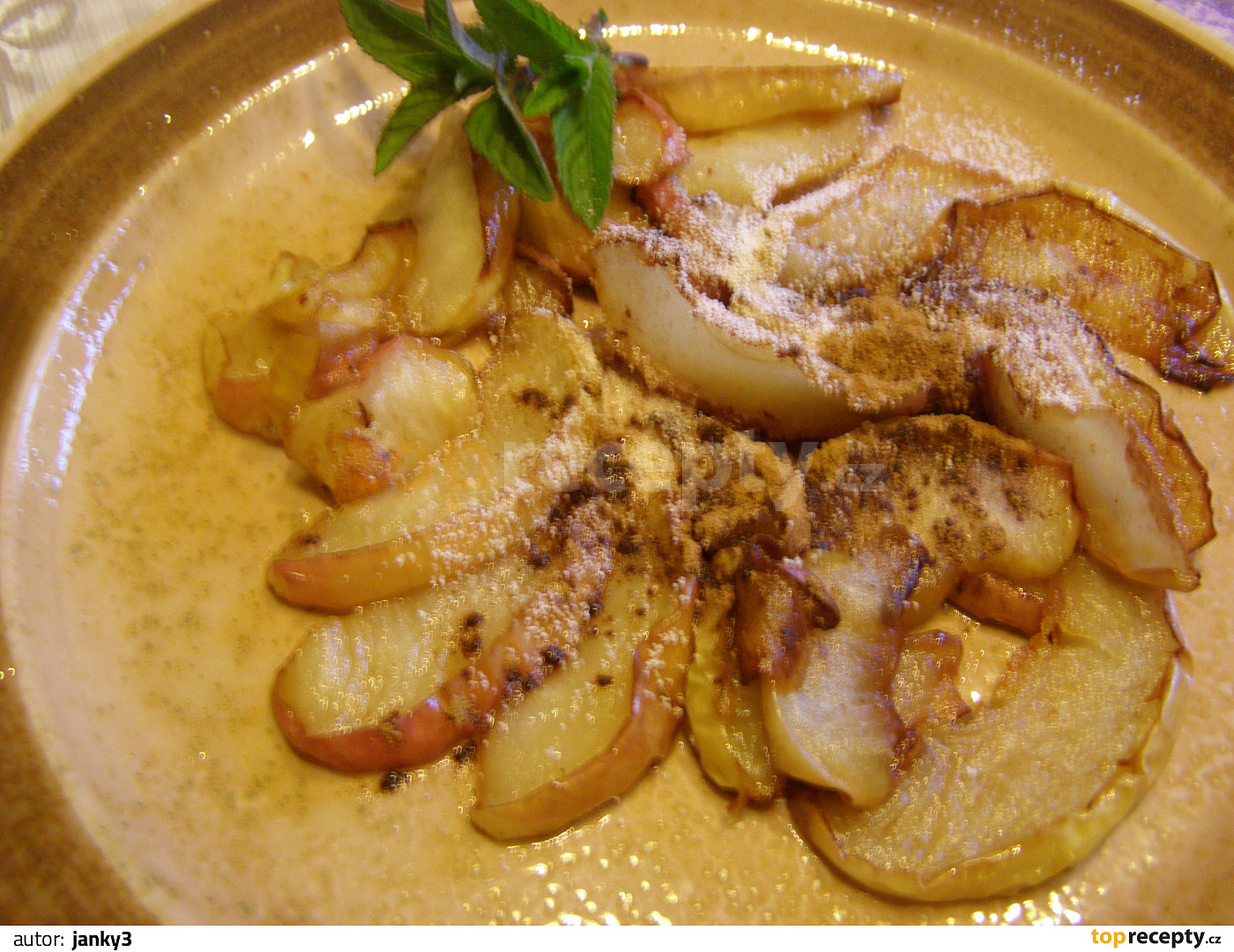 Restovaná jablíčka se skořicí recept - TopRecepty.cz