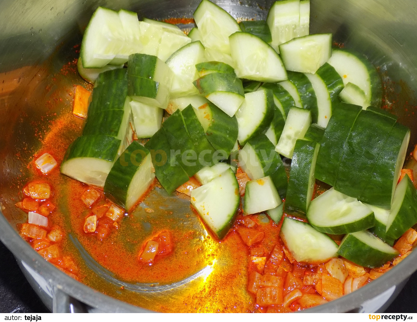 Okurkový guláš "Dežo" po cikánsku recept - TopRecepty.cz