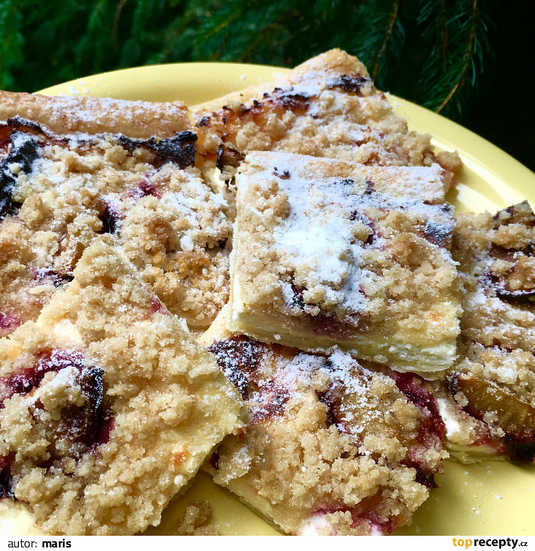 Tenký koláč z tvarohu a švestek s drobenkou - TopRecepty.cz