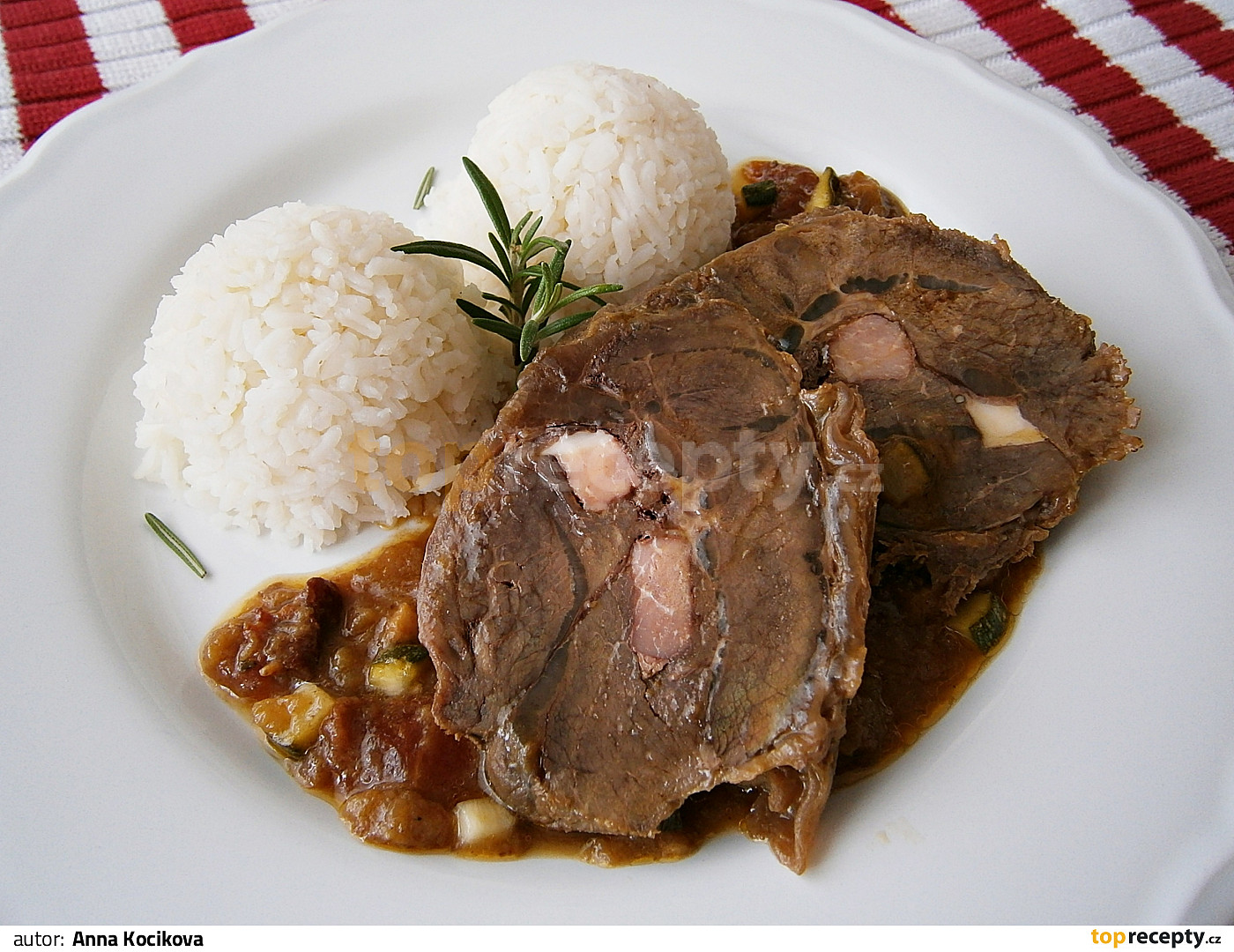 Hovězí kližka s cuketou a rajčaty, na rozmarýnu, v papiňáku recept ...