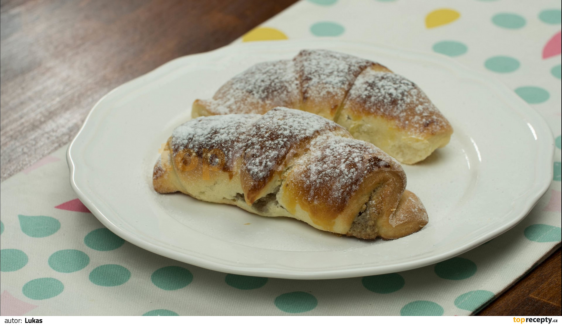 Bratislavské rohlíčky s ořechovou nádivkou - TopRecepty.cz