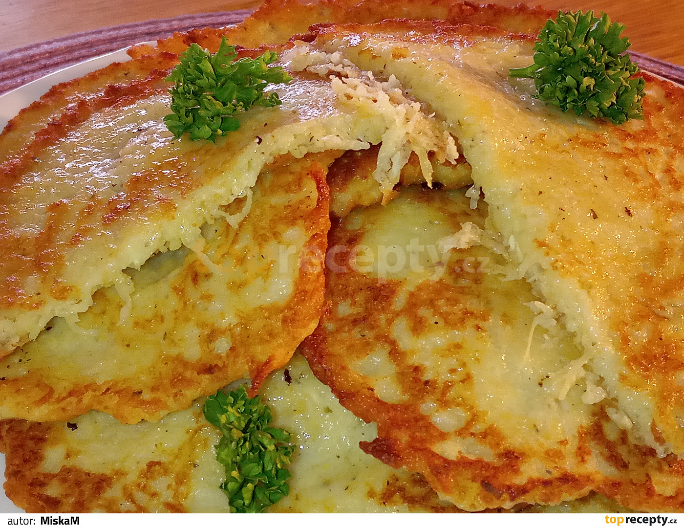 Křenové bramboráky se zakysanou smetanou recept - TopRecepty.cz
