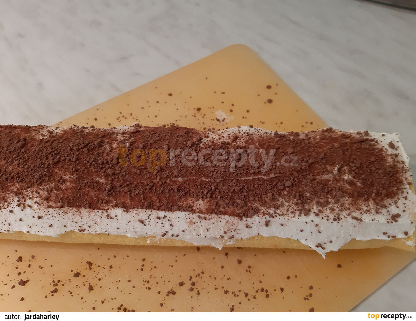 Piškotová roláda s tvarohem recept - TopRecepty.cz