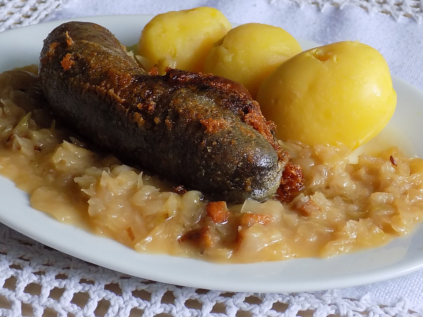 Jitrnice s kysaným zelím a bramborem recept - TopRecepty.cz