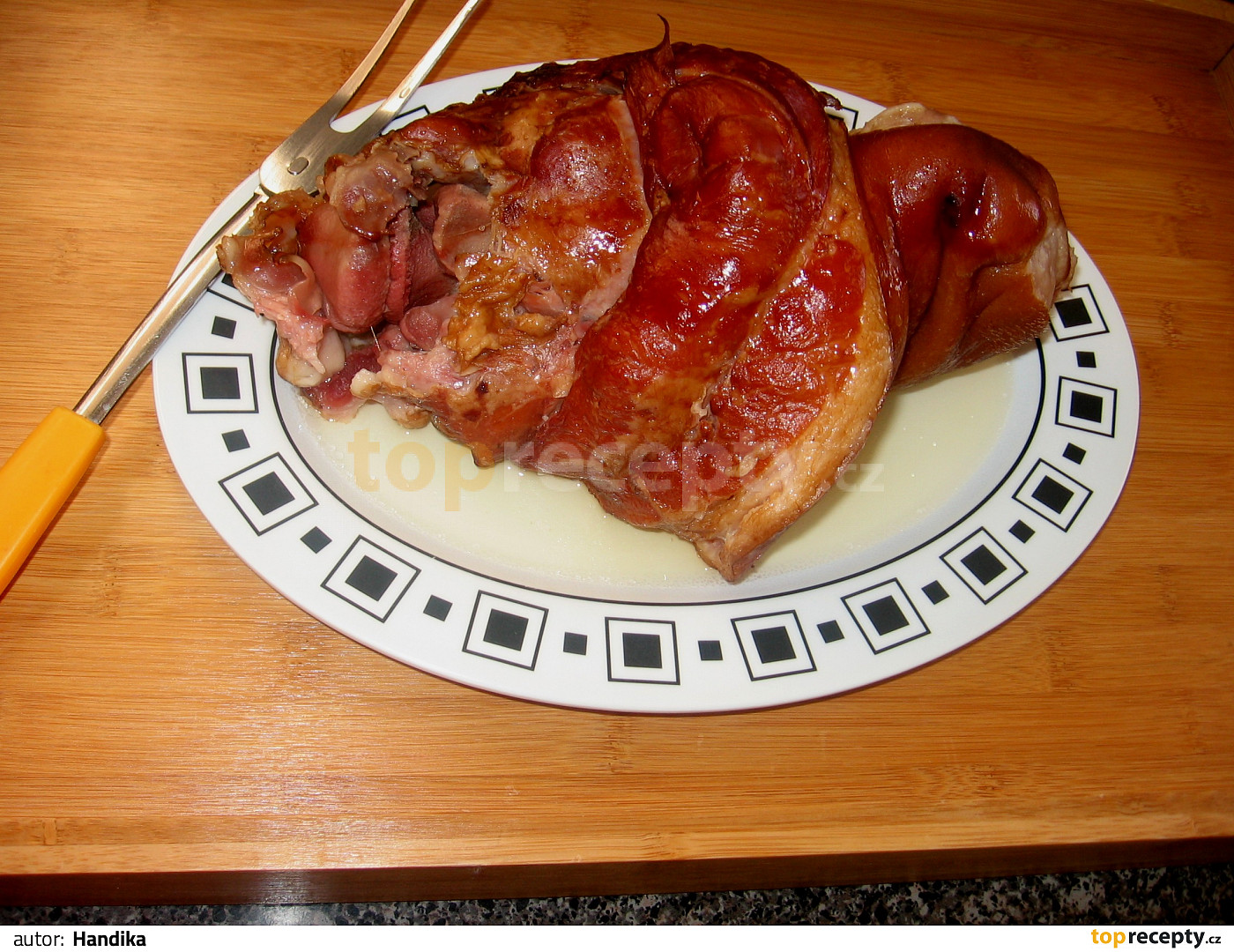 Pečené uzené koleno recept - TopRecepty.cz