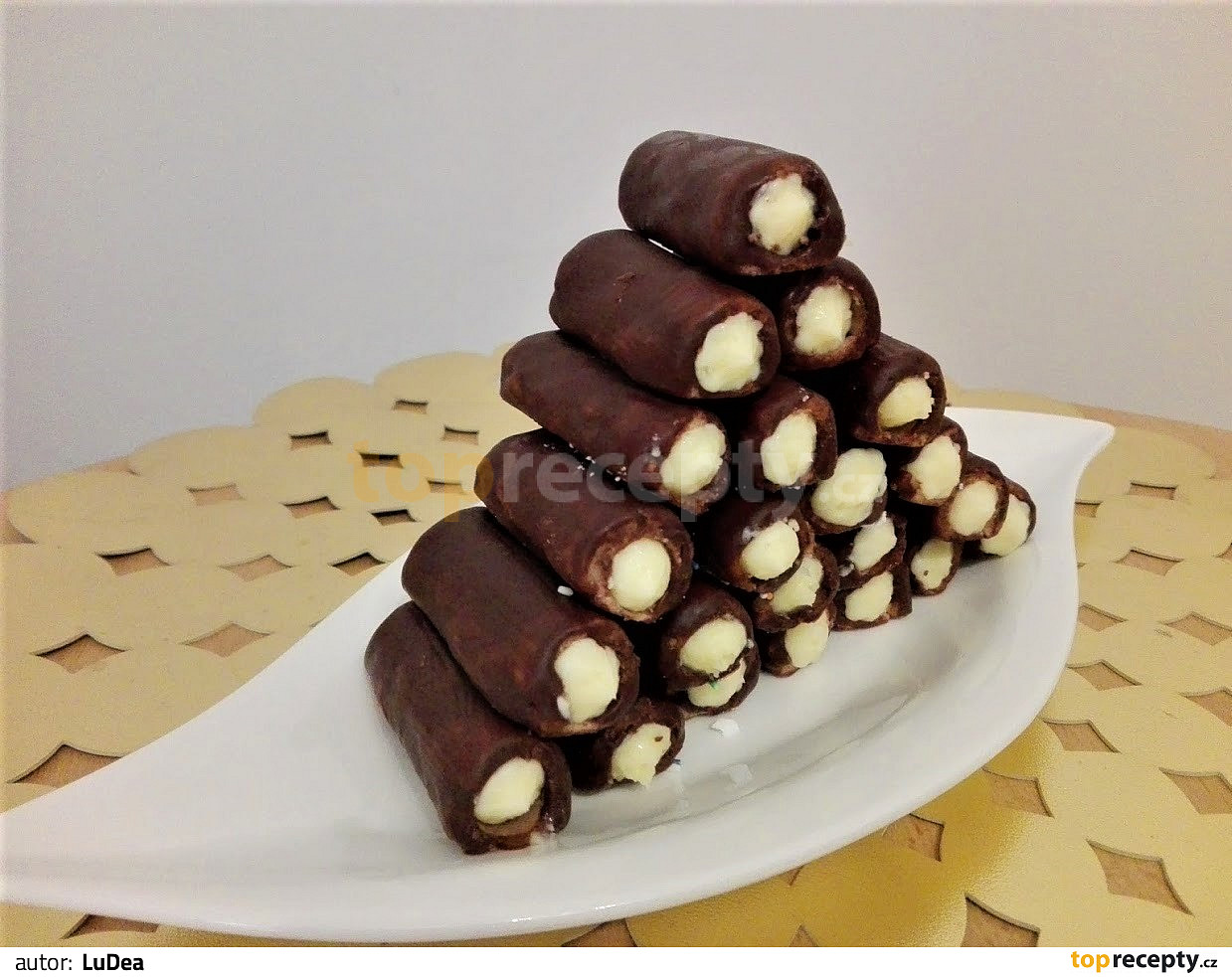 Ořechové trubičky plněné krémem recept - TopRecepty.cz