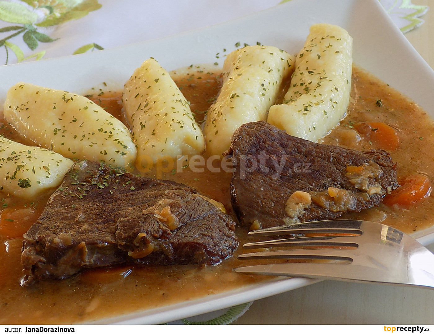 Losí maso na mrkvi a celeru recept - TopRecepty.cz