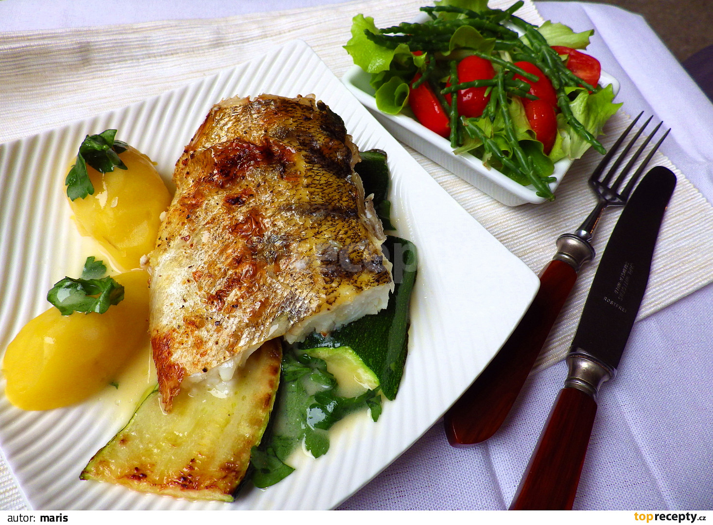 Candát na víně s grilovanou cuketou a máslovou omáčkou recept ...