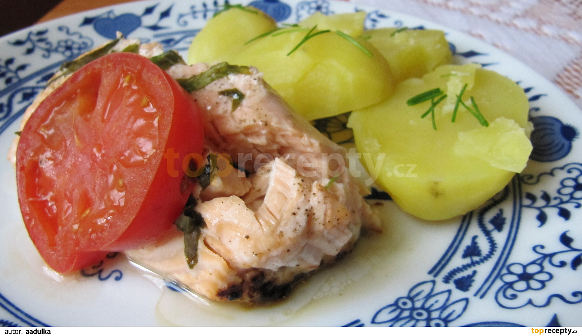 Pečený losos s bazalkou a rajčaty recept - TopRecepty.cz