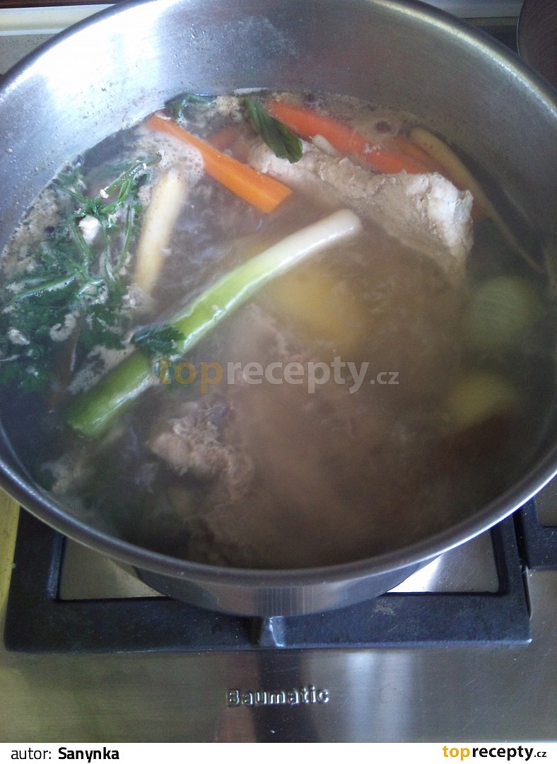 Domácí vývar z vepřových kostí se zeleninou a vaječnými nočky recept ...