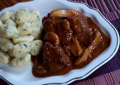 Hořčicové hovězí na houbách recept - TopRecepty.cz