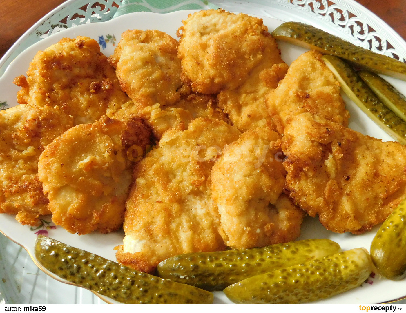 Kuřecí řízek s jogurtovým podkladem recept - TopRecepty.cz