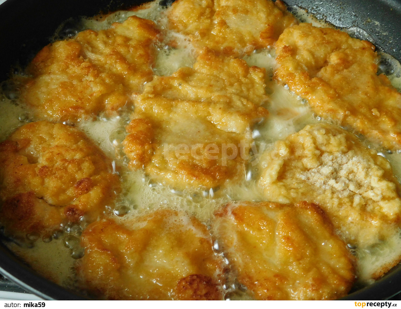 Kuřecí řízek s jogurtovým podkladem - TopRecepty.cz