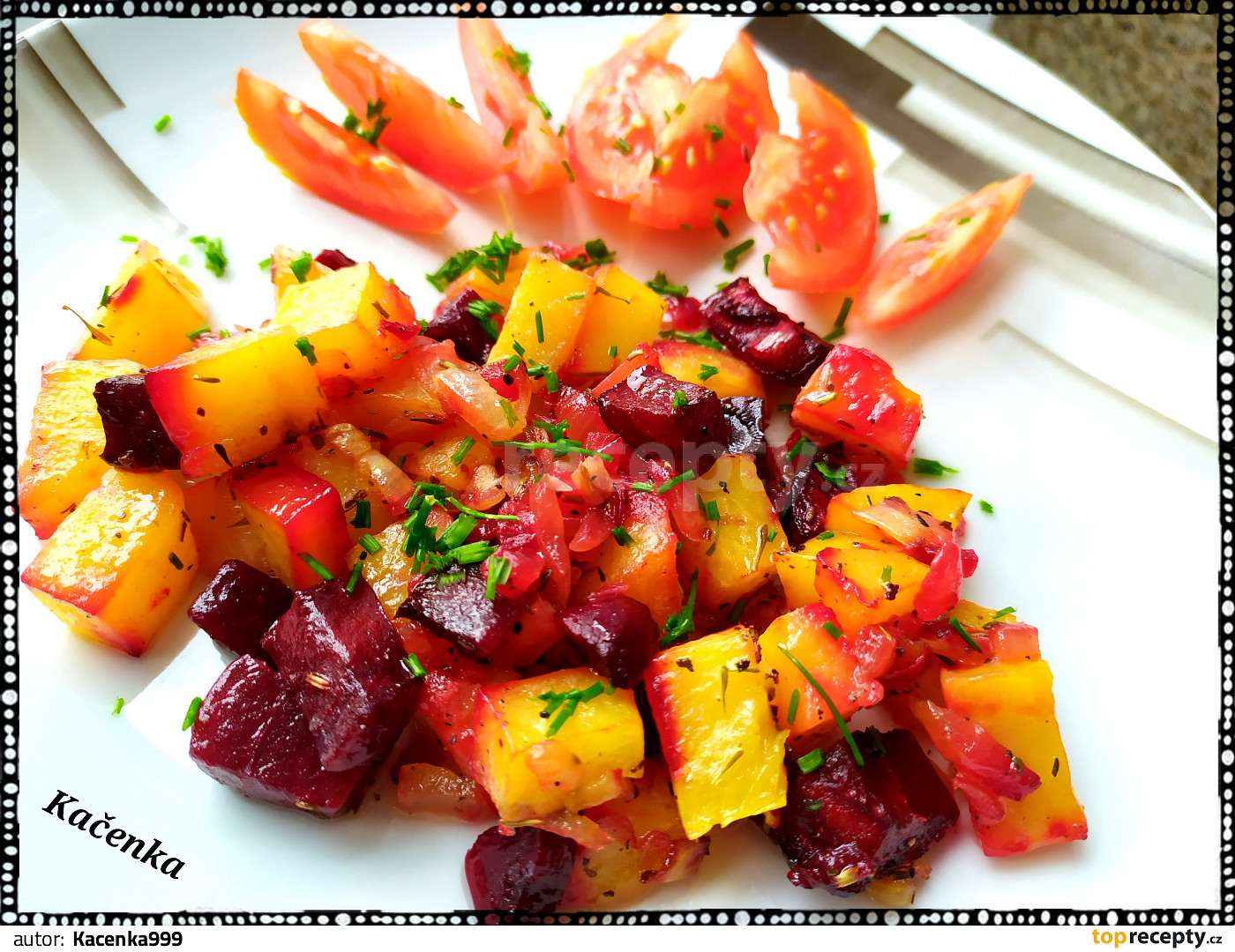 Pečená červená řepa s brambory a cibulí recept - TopRecepty.cz