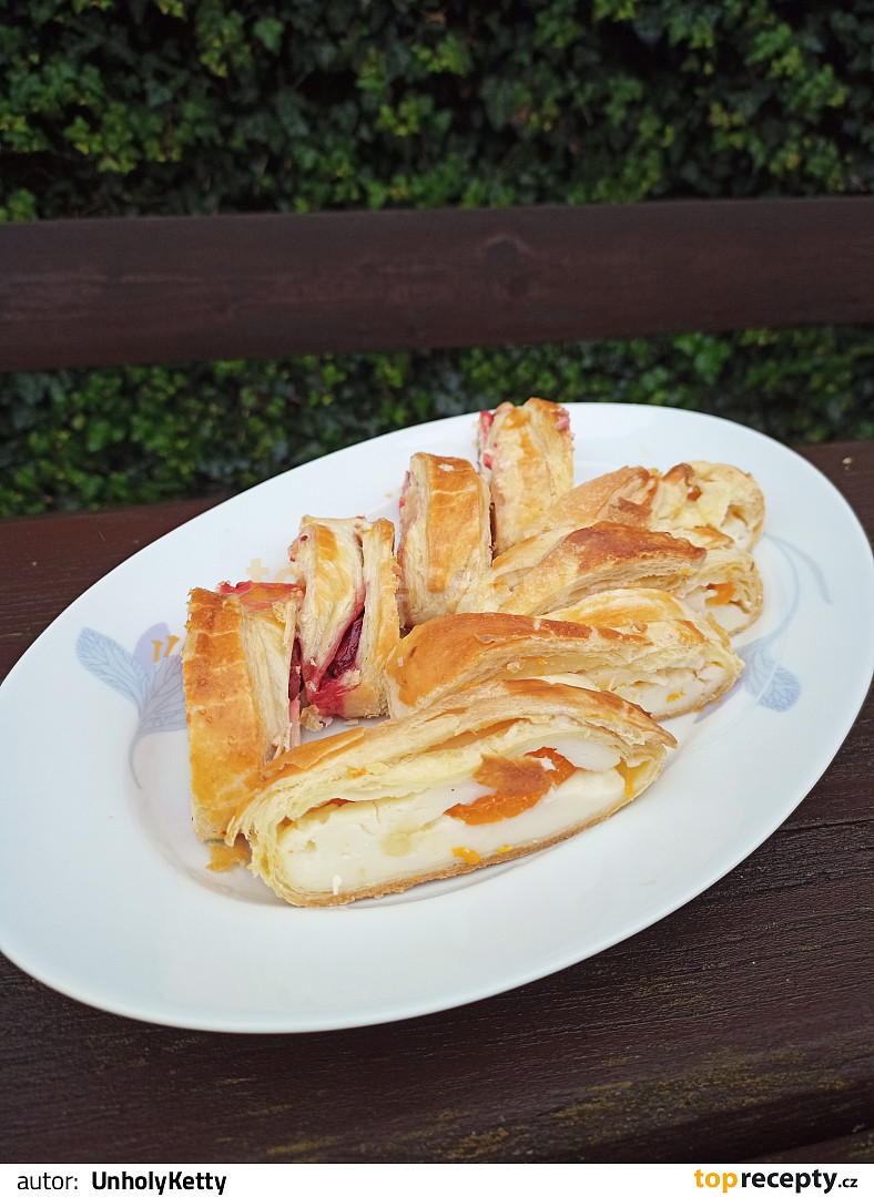 Závin z listového těsta s pudinkem a ovocem recept - TopRecepty.cz