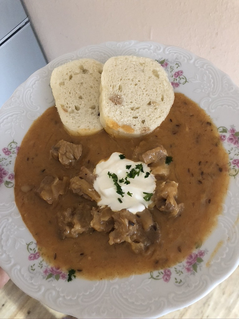 Segedínský guláš s houskovým knedlíkem recept - TopRecepty.cz