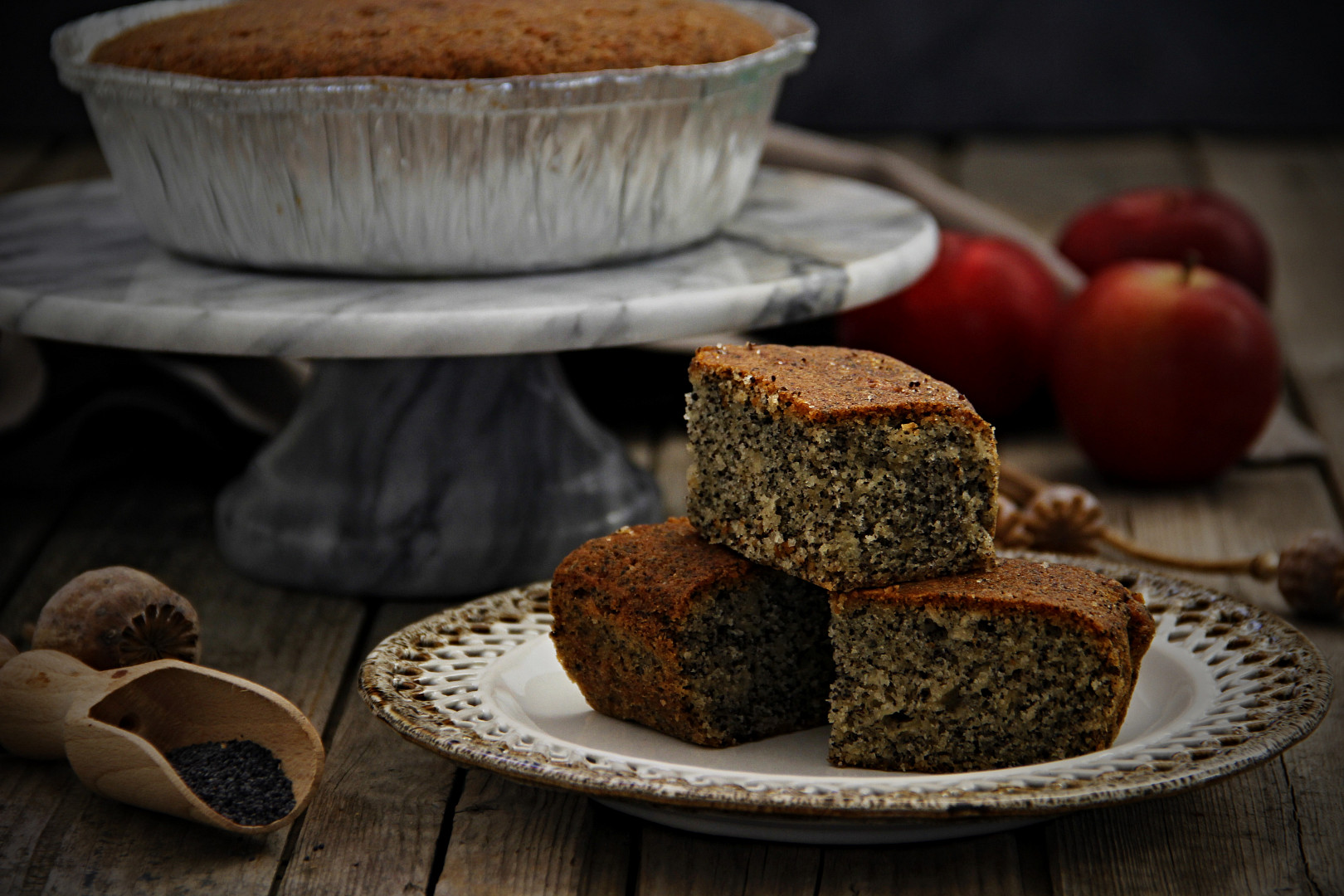 Hrnkový retro makovec s jablky recept - TopRecepty.cz