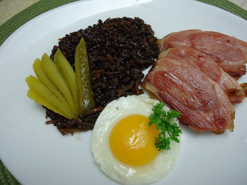 Černá čočka Beluga se zeleninou a uzeným masem - TopRecepty.cz