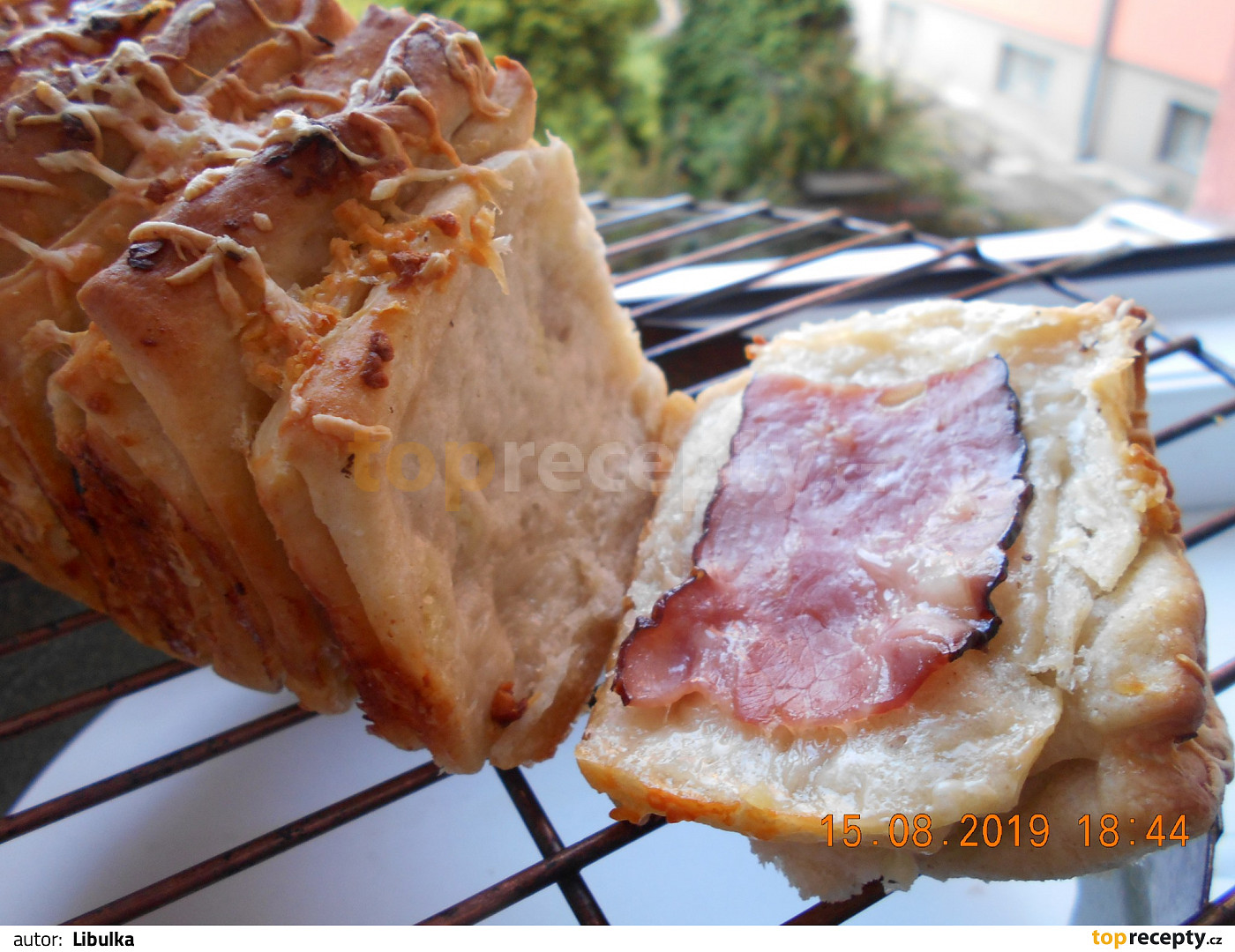 Trhací chlebík (Pull Apart Bread) - TopRecepty.cz