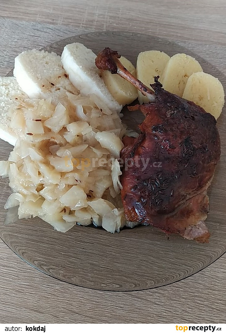Kachna s červeným zelím a bramborovým knedlíkem - TopRecepty.cz