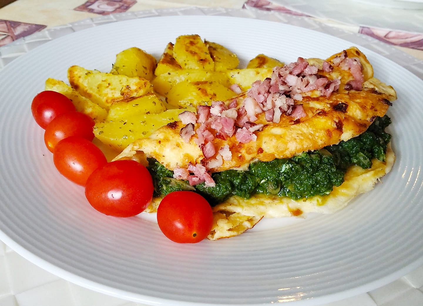 Vaječná omeleta s uzeným sýrem a špenátem recept - TopRecepty.cz