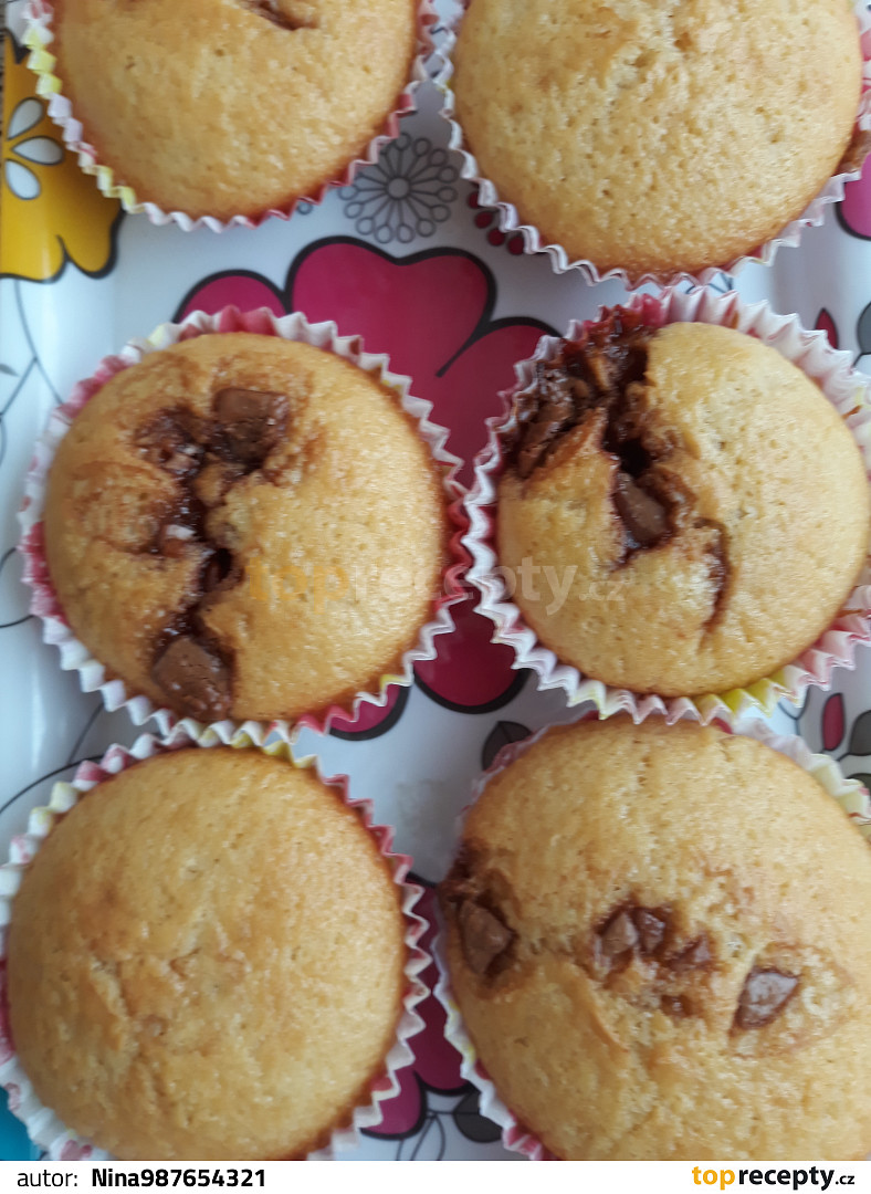 Recept na rychlé muffiny s kousky čokolády - TopRecepty.cz