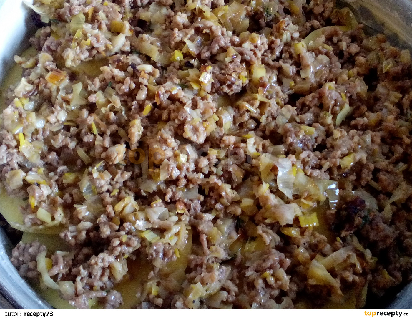 Mleté maso s pórkem ve smetanových bramborách recept - TopRecepty.cz