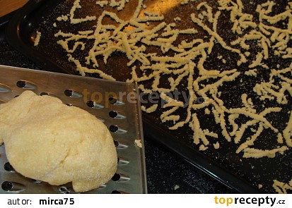 Strouhání / drobení / mrvenička - zavářka do polévky recept - TopRecepty.cz