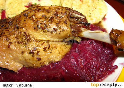 Kachna s červeným zelím a bramborovým knedlíkem recept - TopRecepty.cz