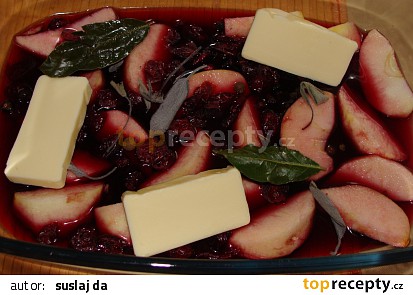 Pečený bažant s jablečno-brusinkovou nádivkou recept - TopRecepty.cz