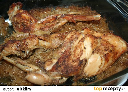 Pečený králík na kysaném zelí a černém pivu recept - TopRecepty.cz